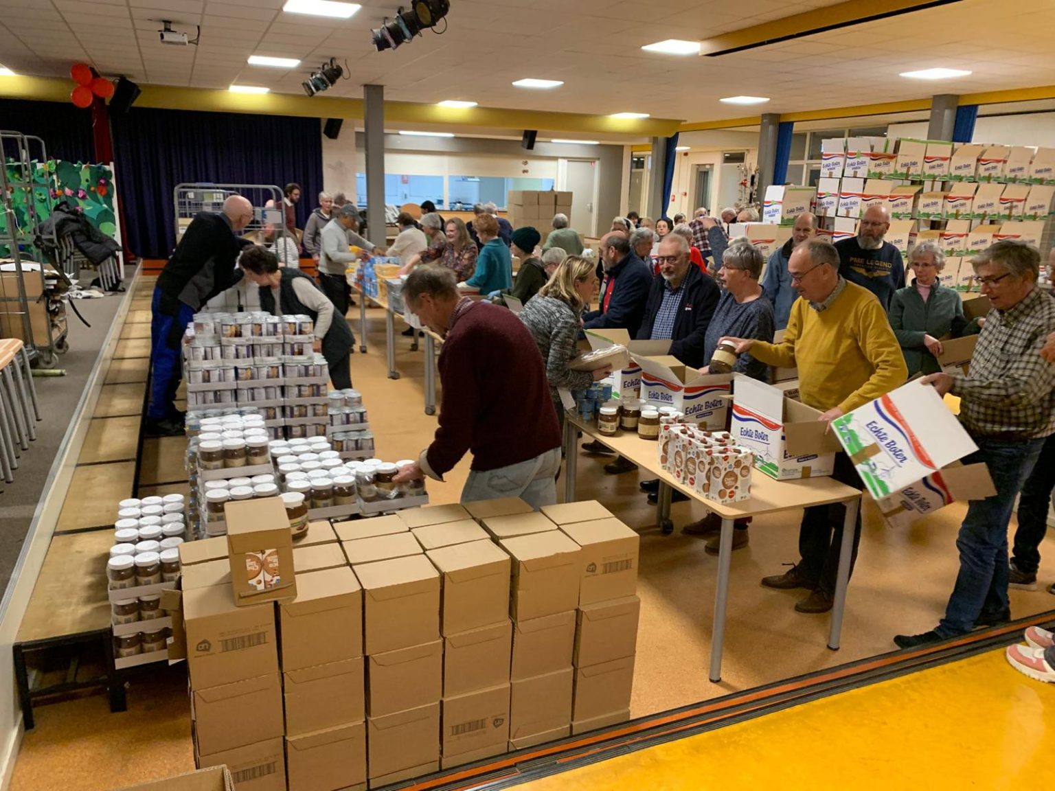 Grote saamhorigheid bij het inpakken van maar liefst 525 kerstpakketten ...